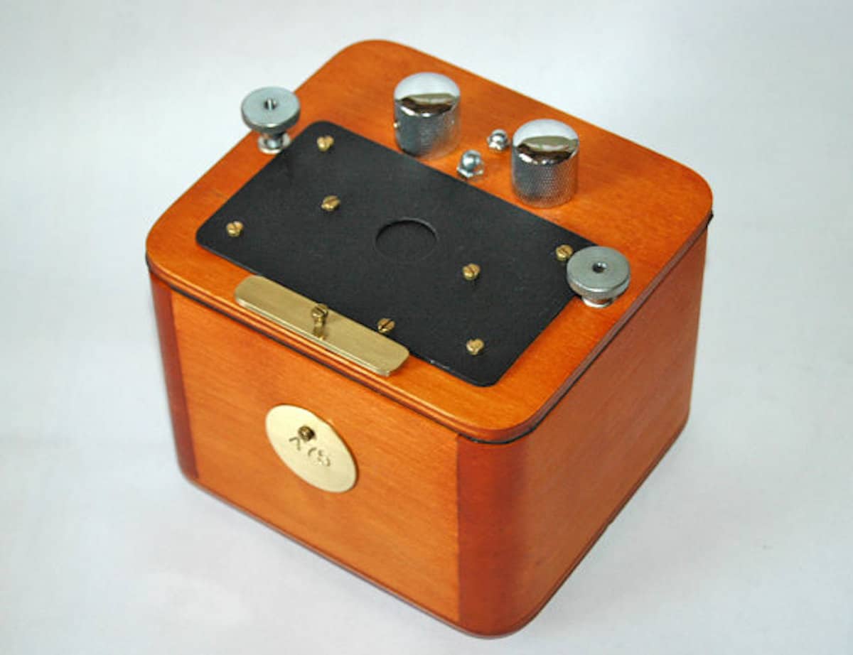 Camera review: the Vermeer Anamorphic pinhole camera - no lens, lots of ...