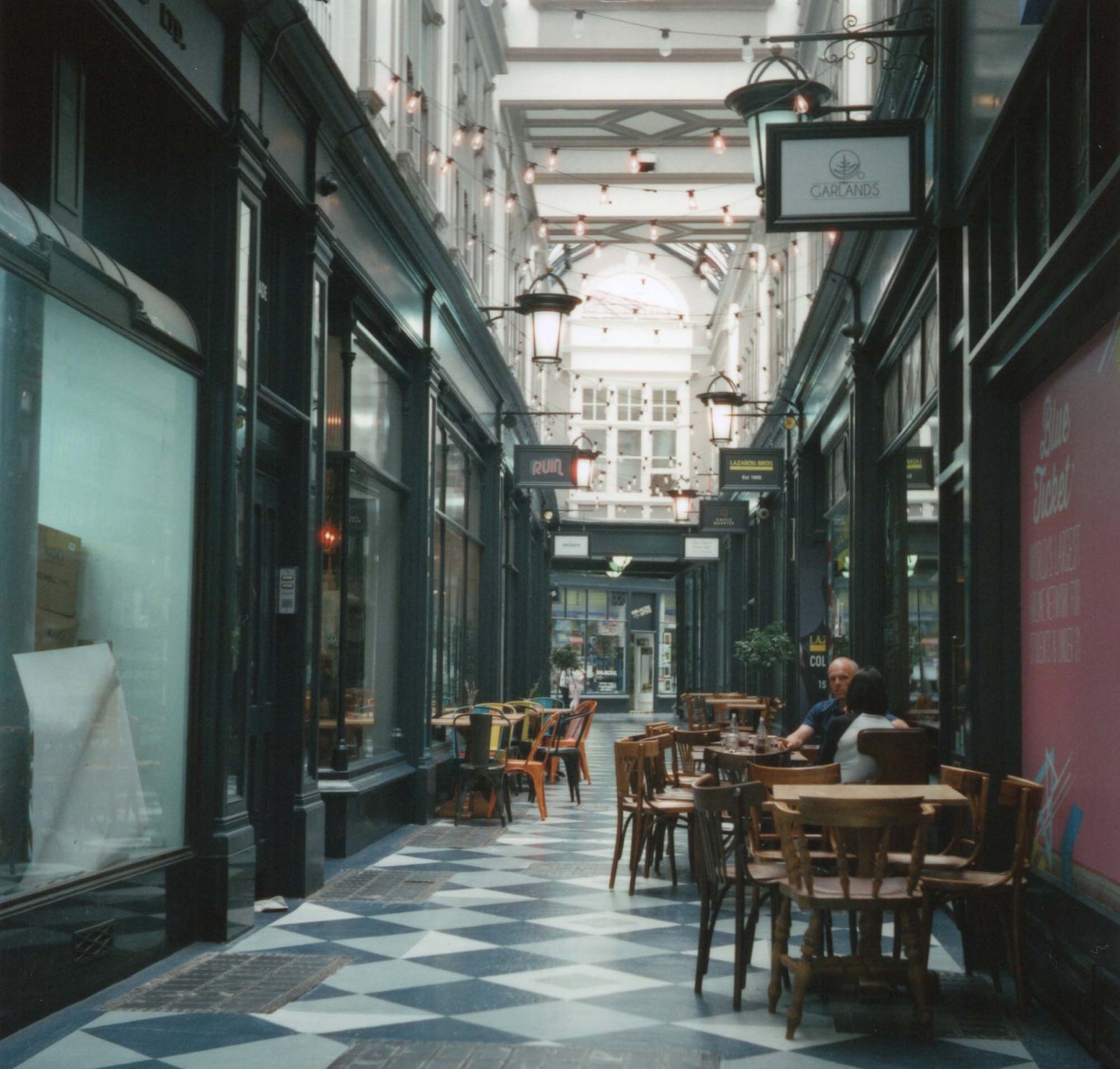 5 Frames... Of Cinestill 800T at night (EI 1250 / 35mm format / Contax ...