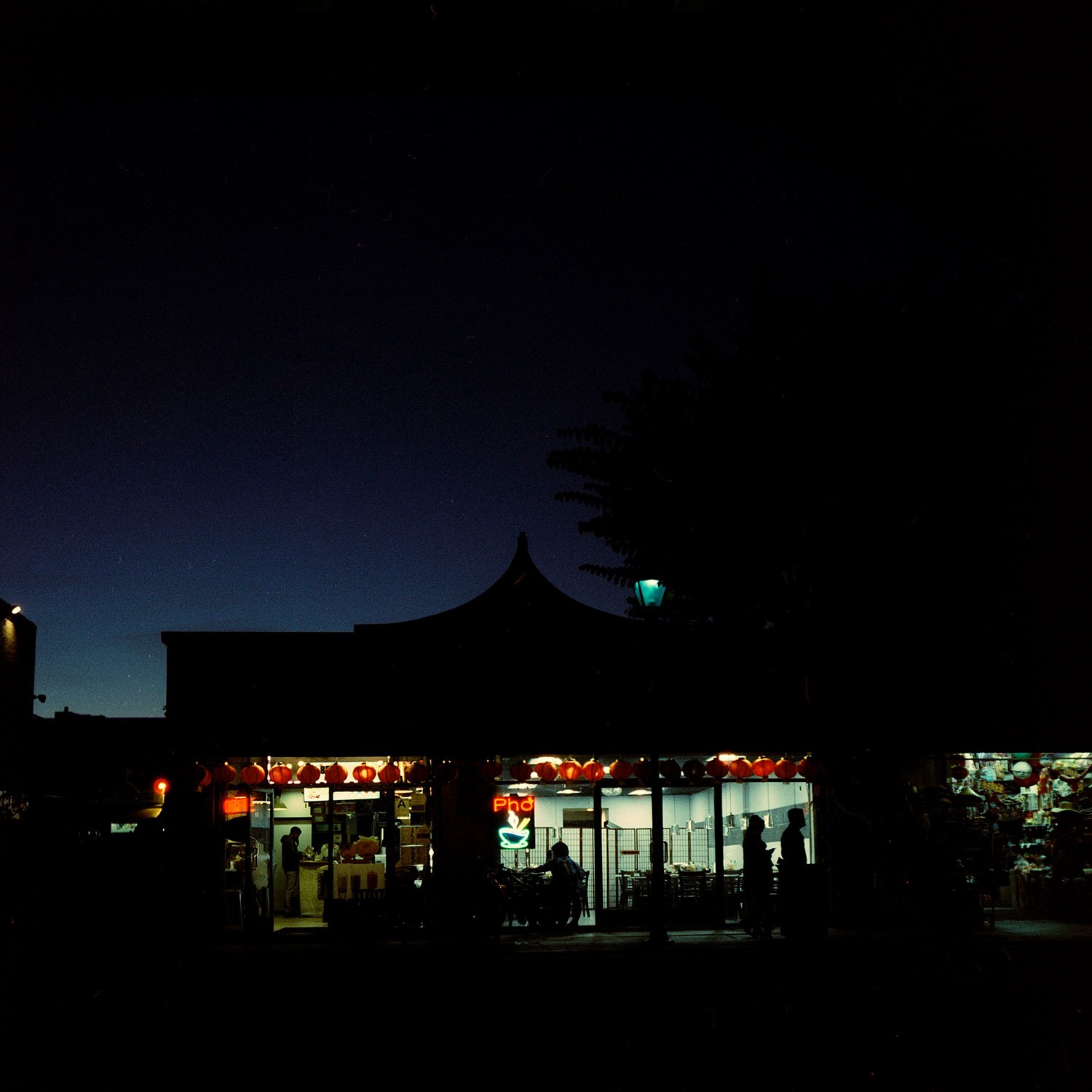 5 Frames... With Cinestill 800T at night (EI 1600 / 120 format ...