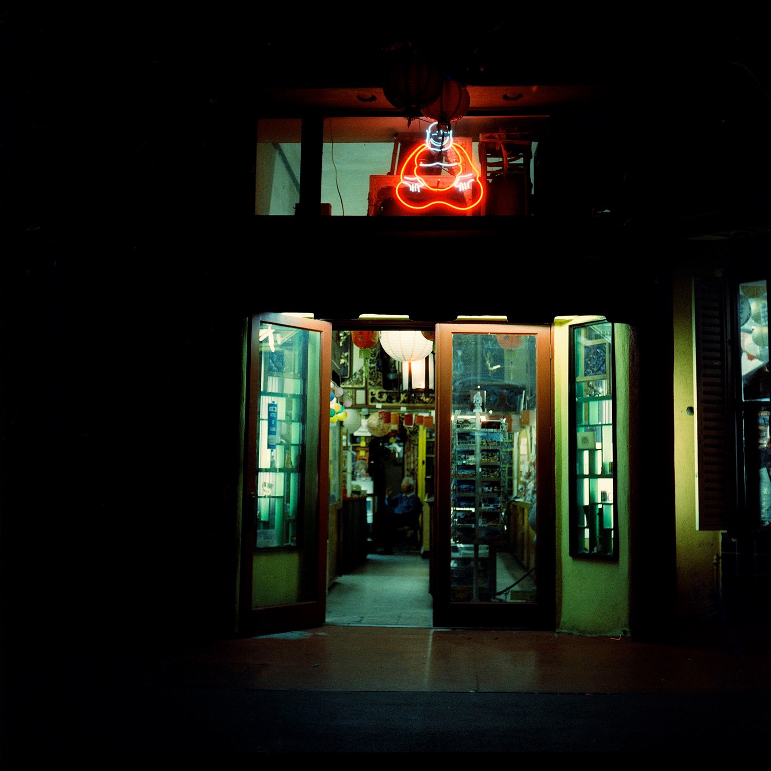 5 Frames... With Cinestill 800T at night (EI 1600 / 120 format ...