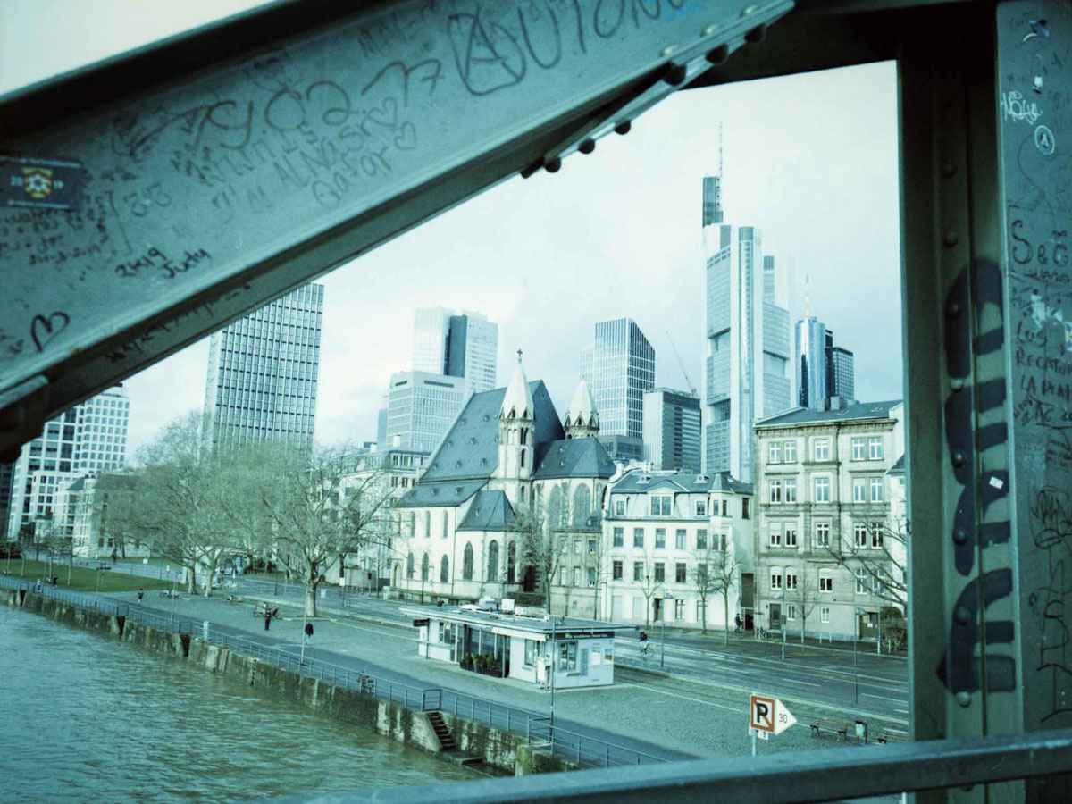 5 Frames... Of LomoChrome Metropolis XR 100-400 (120 format / EI 250 ...